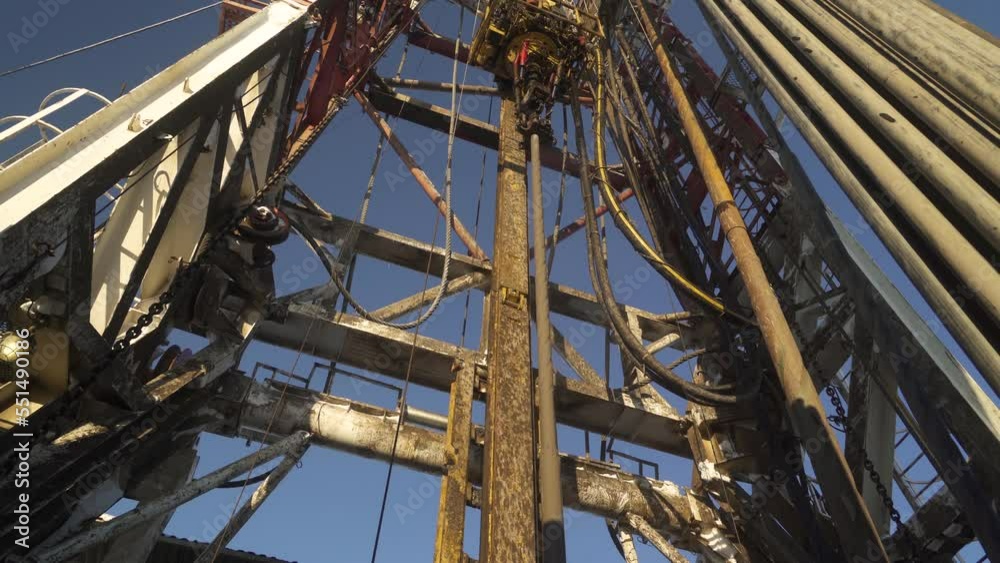 Drilling rig. Top drive goes down with pipe. Assembling tube layout ...