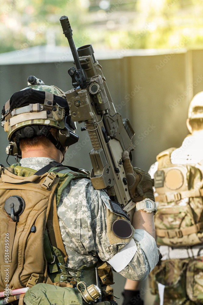 Foto de Soldier military suit up guns and gears with assault rifle ...