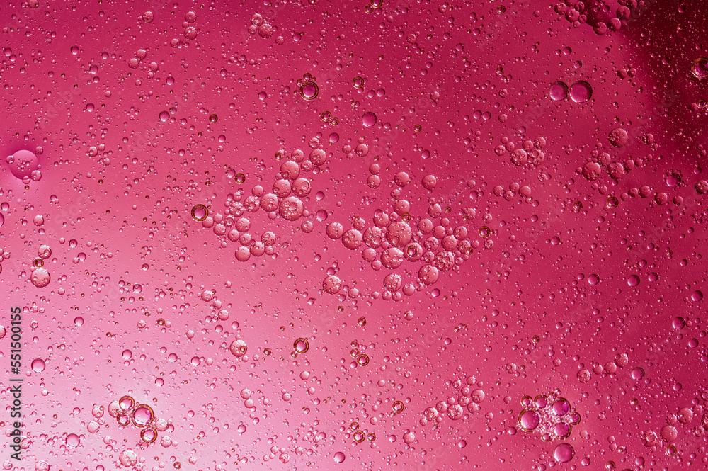 Foto de oil with bubbles on Trendy color of 2023 viva magenta ...