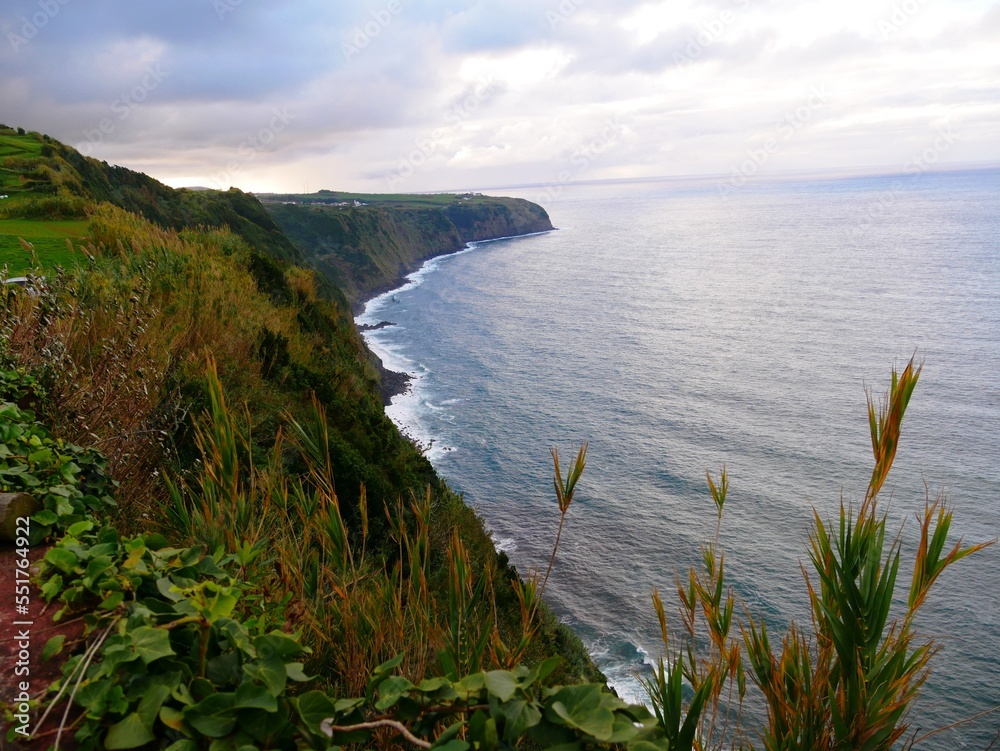 Falaises d'Algarvia sur l'océan Atlantique vue du miradouro do Despe-te ...