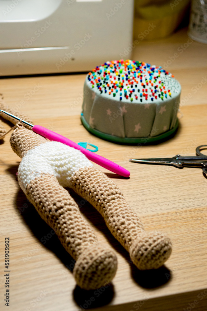 manos tejiendo crochet. mujer haciendo amigurumi de lana Stock Photo ...