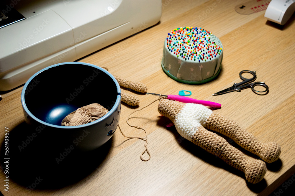 manos tejiendo crochet. mujer haciendo amigurumi de lana Stock Photo ...
