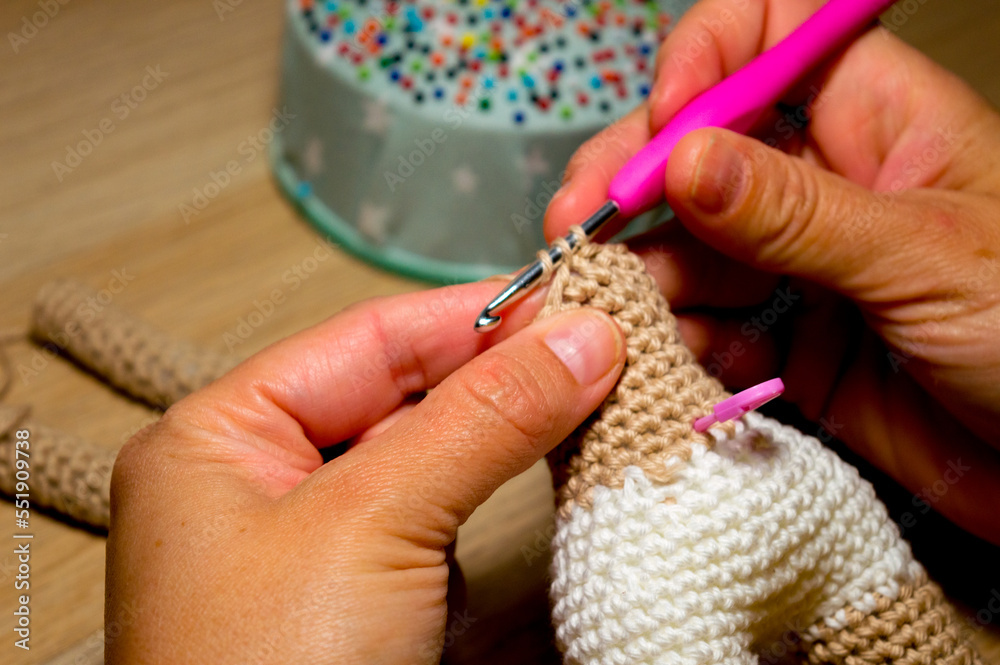 manos tejiendo crochet. mujer haciendo amigurumi de lana Stock Photo ...