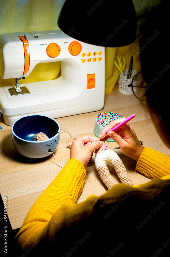 manos tejiendo crochet. mujer haciendo amigurumi de lana Stock Photo ...