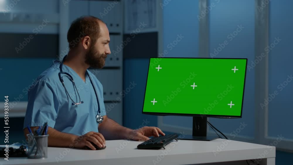 Vidéo Stock Medical assistant sitting at desk typing patient disease ...