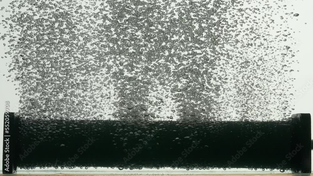 Vidéo Stock Dark air bubbles escaping from black paralon tube ...