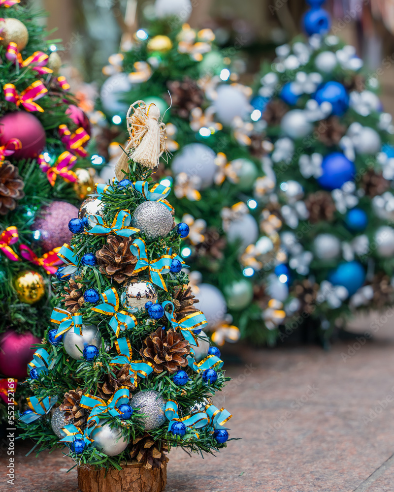 Foto de Christmas trees decorated with colorful toys at the Christmas ...