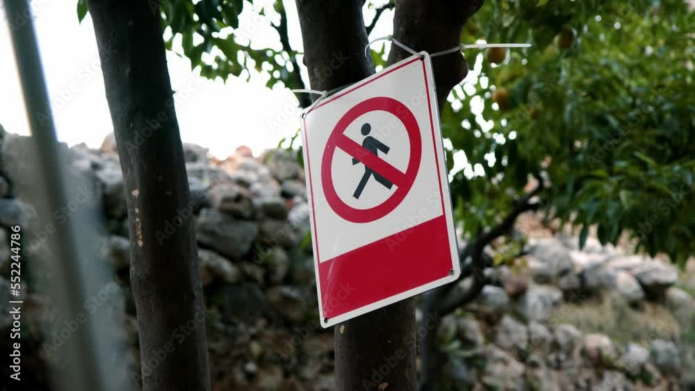 Vidéo Stock sign with crossed out person. No passage for people ...