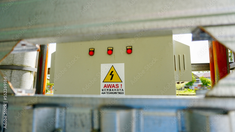 "Peringatan bahaya tegangan tinggi" atau warning beware there is a ...