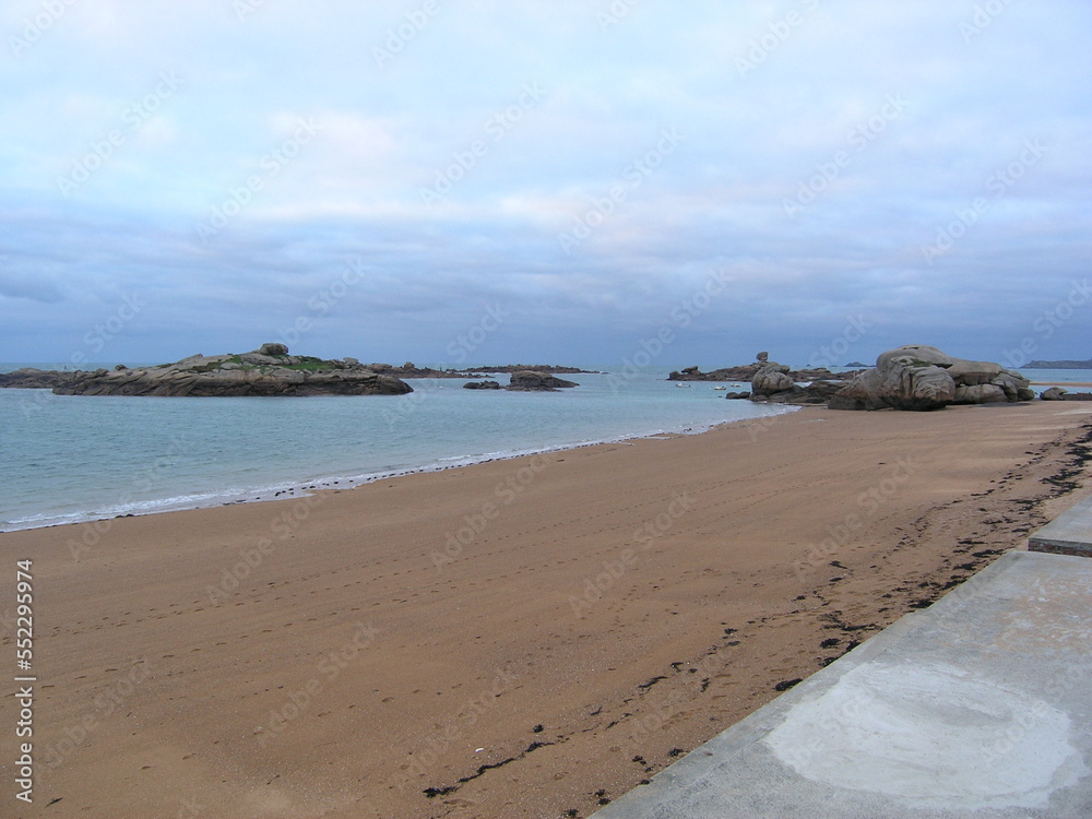 Paysage de plage et mer avec rochers sur la Côte de granit rose, France ...