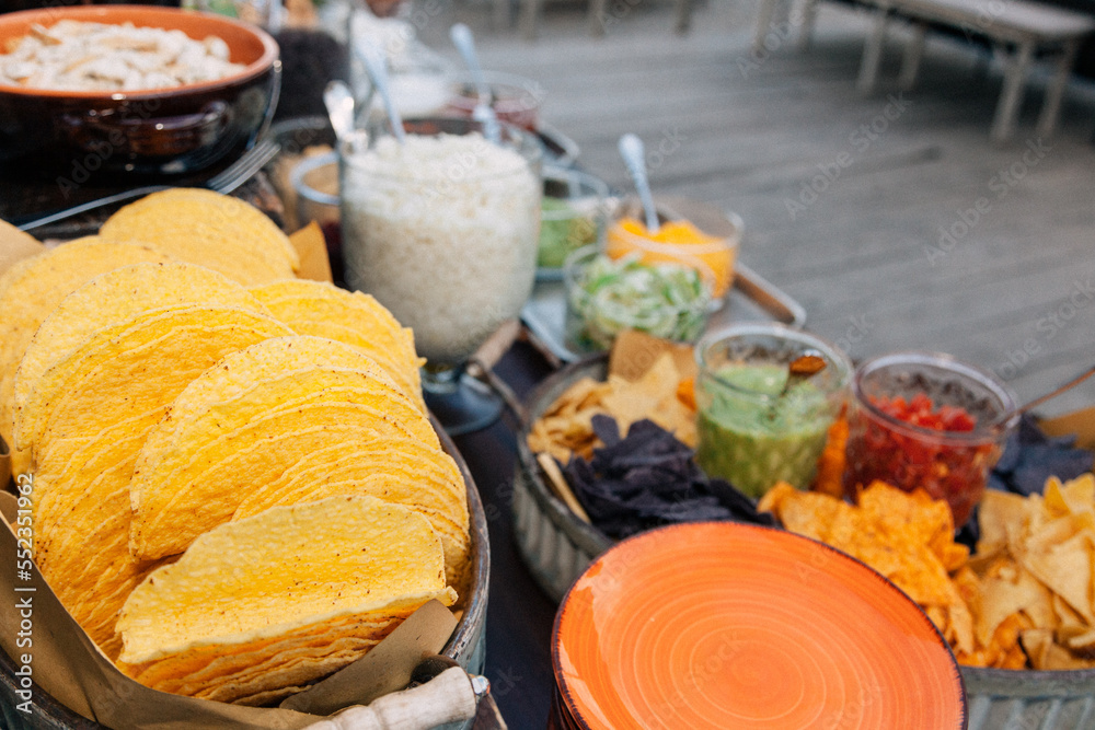 Tavolo per buffet, con tipici cibi messicani. Salse servite in ...