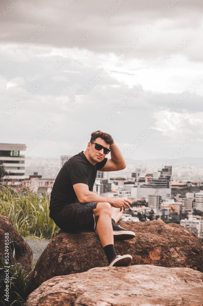 modelo homem em foto de rua com pose e expressão Stock Photo | Adobe Stock