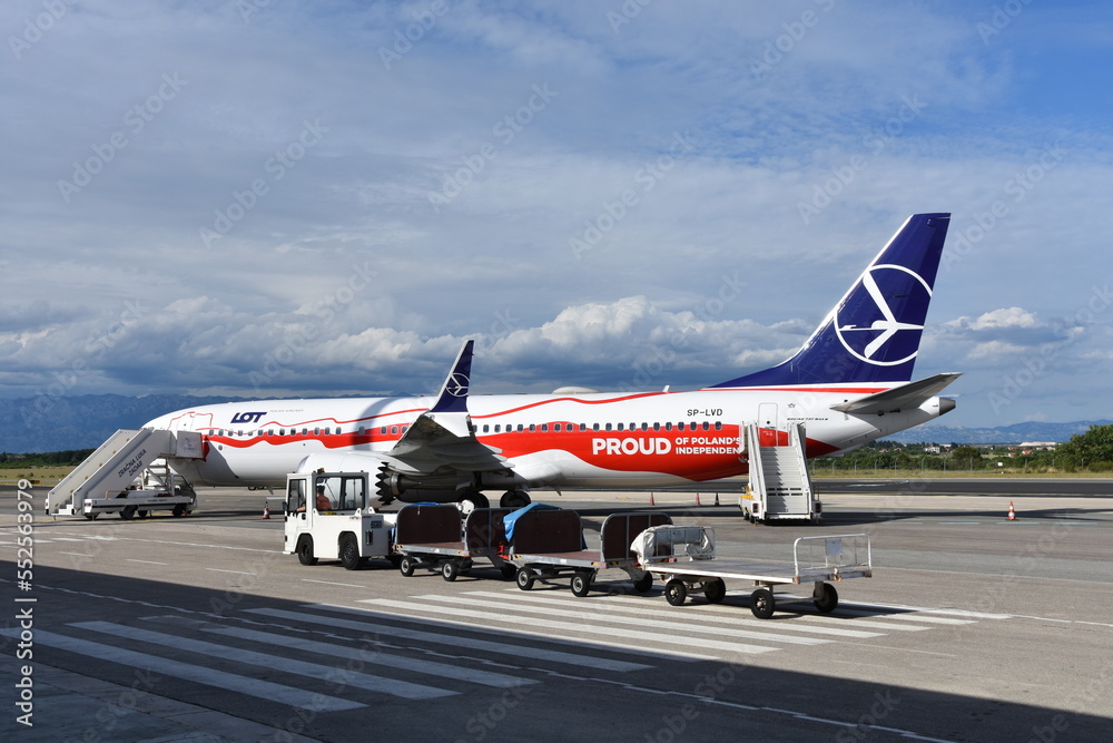 Samolot LOT Boeing 737 Max 8 Proud Independence na lotnisku w Chorwacji ...
