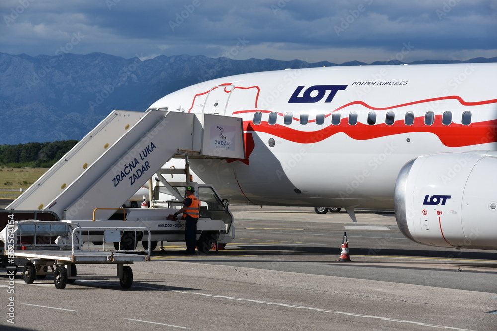 Samolot LOT Boeing 737 Max 8 Proud Independence na lotnisku w Chorwacji ...