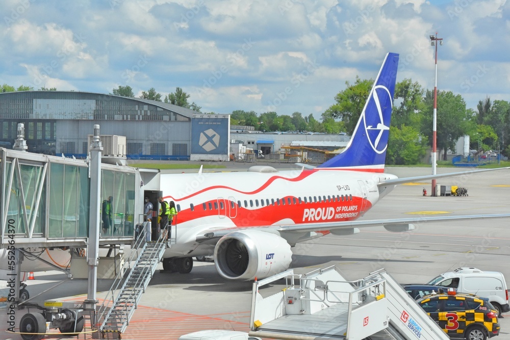 Samolot LOT Boeing 737 Max 8 Proud Independence na lotnisku w Chorwacji ...