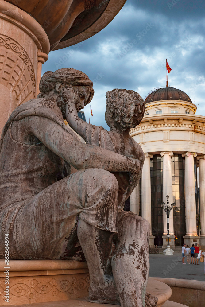 Statua, pomnik, fontanna matki i syna w Skopje Stock Photo | Adobe Stock