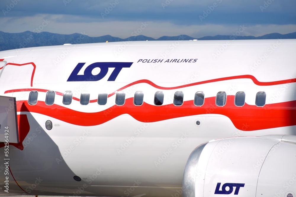 Samolot LOT Boeing 737 Max 8 Proud Independence na lotnisku w Chorwacji ...