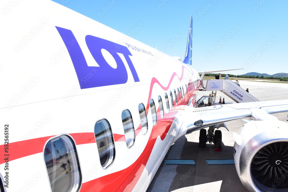 Samolot LOT Boeing 737 Max 8 Proud Independence na lotnisku w Chorwacji ...