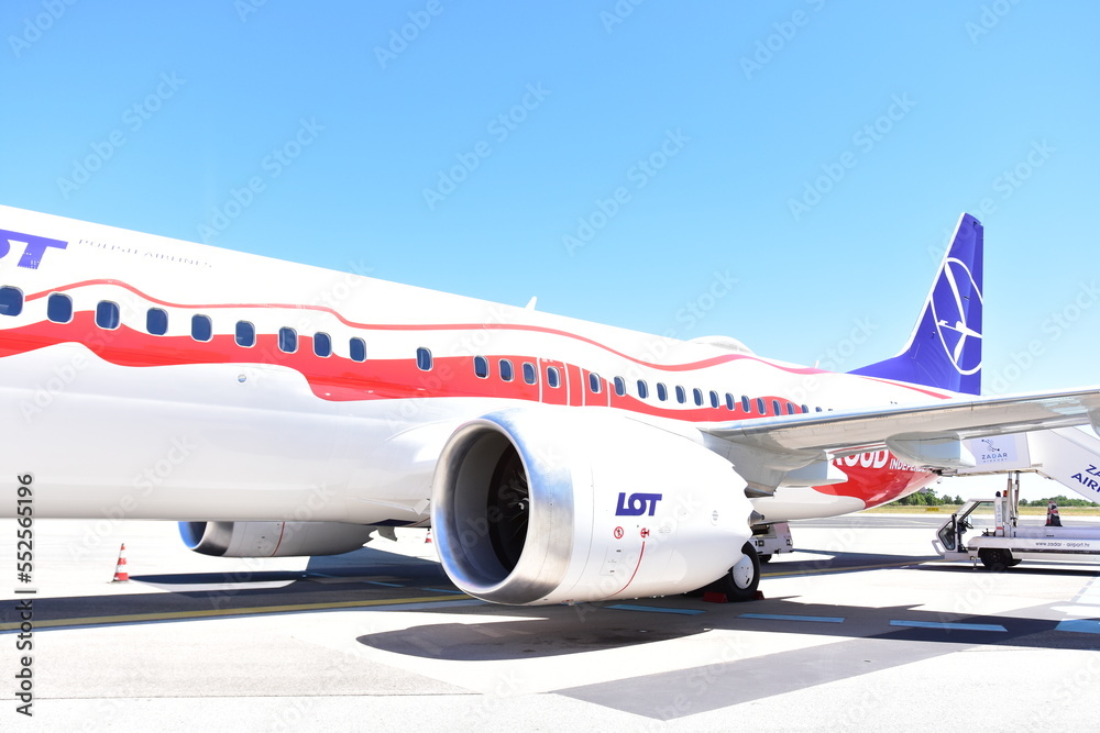 Samolot LOT Boeing 737 Max 8 Proud Independence na lotnisku w Chorwacji ...