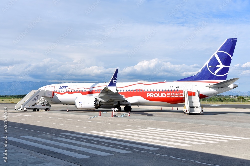 Samolot LOT Boeing 737 Max 8 Proud Independence na lotnisku w Chorwacji ...