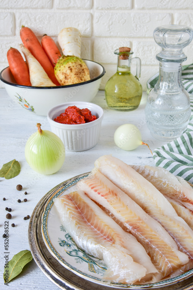 Morszczuk i warzywa do przygotowania ryby w pomidorowym sosie z ...