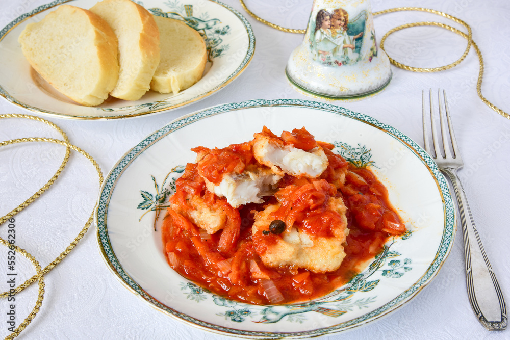 Ryba po grecku - tradycyjne danie ryba w sosie pomidorowym z warzywami ...