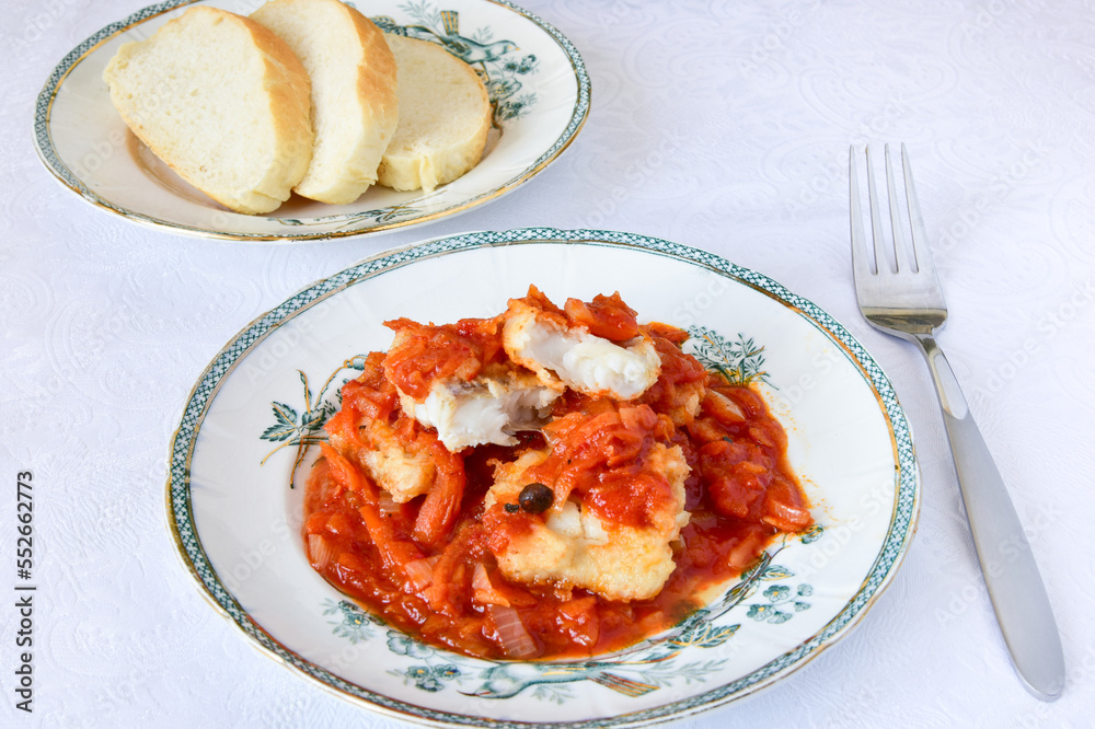 Foto de Ryba po grecku - tradycyjne danie ryba w sosie pomidorowym z ...