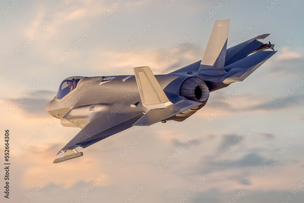 Foto de F35 modern fifth generation Fighter jet flying over with ...