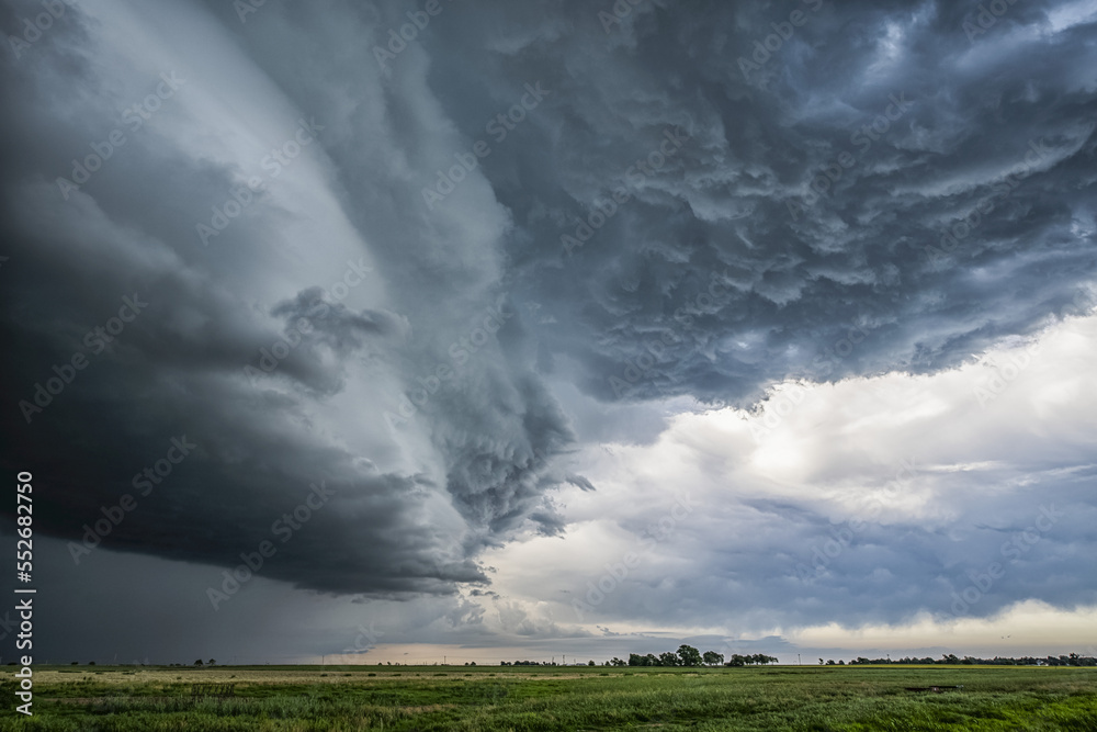 Supercell thunderstorm clouds show off the power of mother nature ...