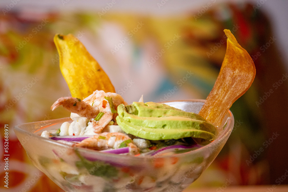 Ceviche mixto de camarones y pescado crudo, acompañado con rodajas de ...