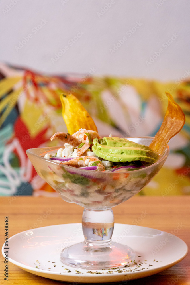 Ceviche mixto de camarones y pescado crudo, acompañado con rodajas de ...