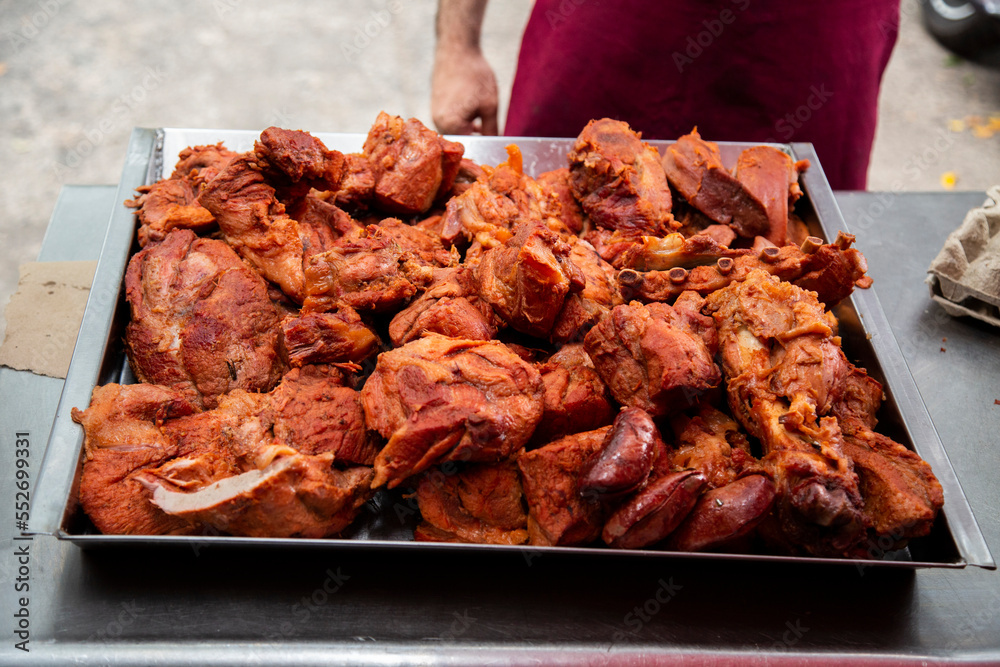 Carnitas estilo Michoacan recién salidas del cazo servidas en una ...