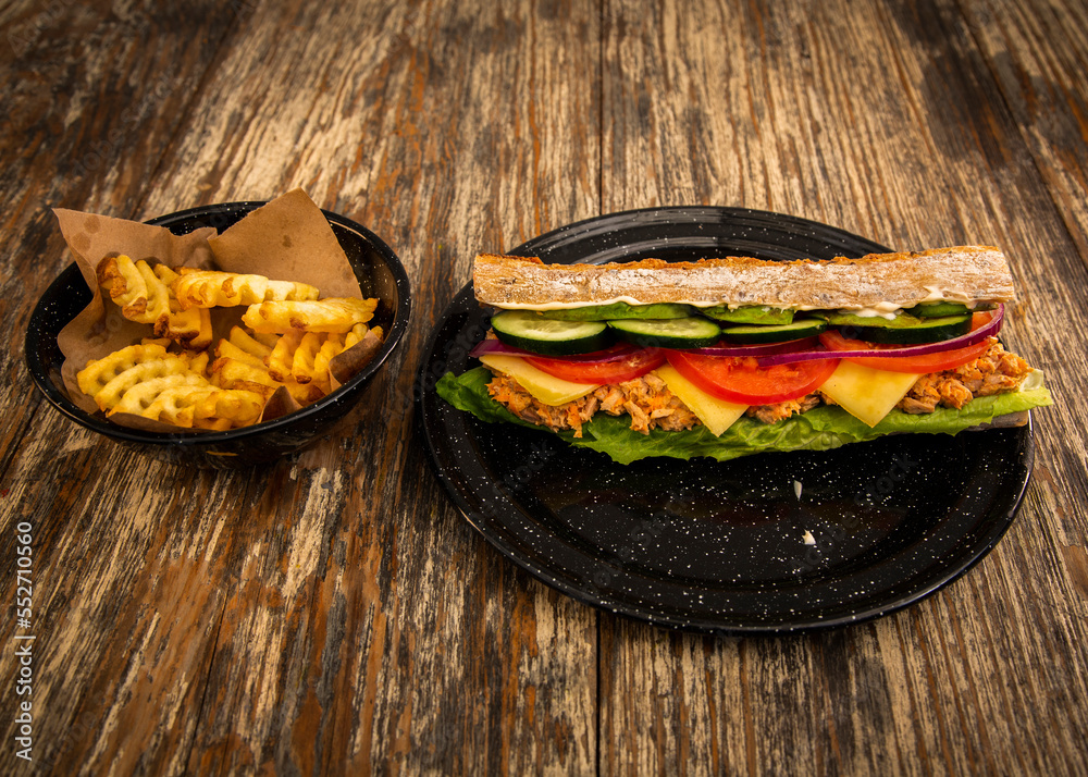 Foto de Emparedado de jamón con queso derretido y vegetales en mesa de ...
