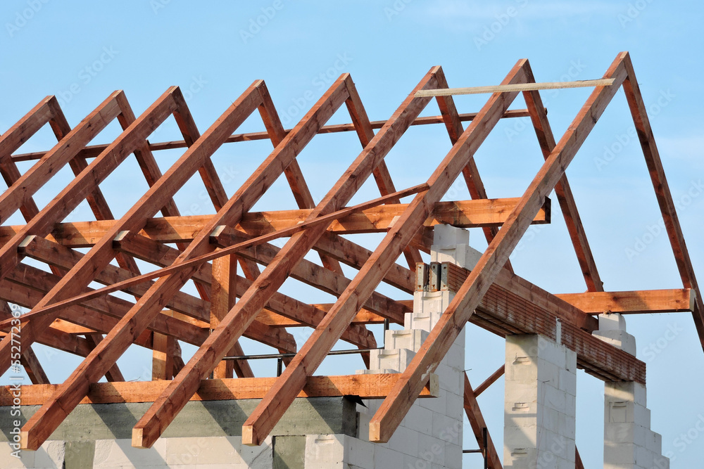 A timber roof truss, walls made of autoclaved aerated concrete blocks ...