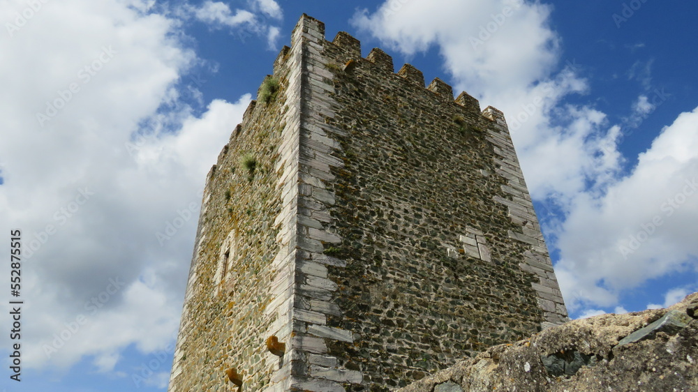 Ruinas do Castelo medieval fortificado de Portel em Portugal, muralhas ...