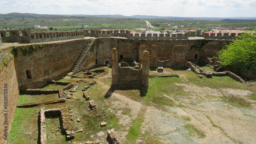 Ruinas do Castelo medieval fortificado de Portel em Portugal, muralhas ...
