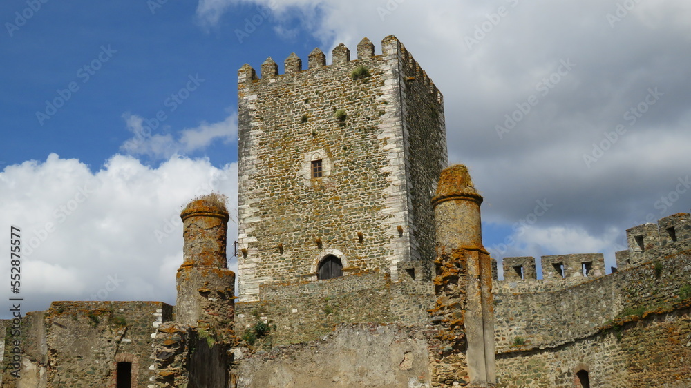 Ruinas do Castelo medieval fortificado de Portel em Portugal, muralhas ...