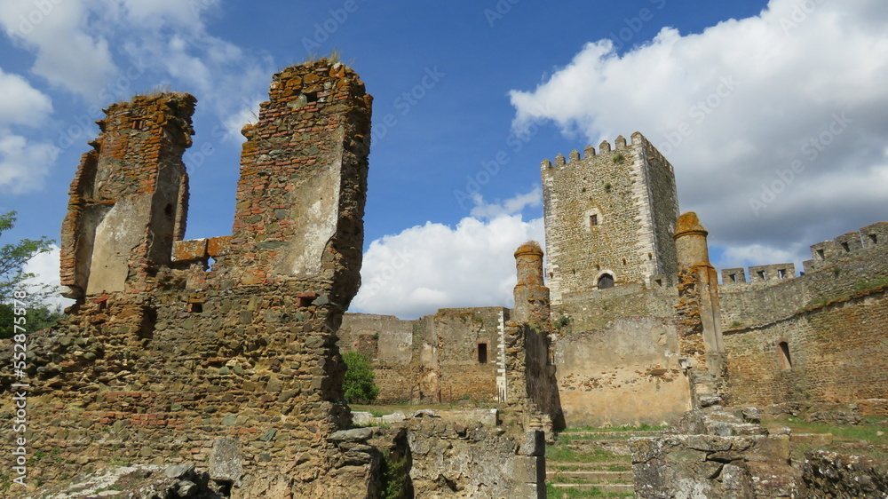 Ruinas do Castelo medieval fortificado de Portel em Portugal, muralhas ...