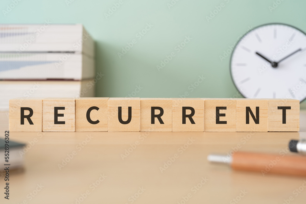 RECURRENTと書かれたブロックが置かれたデスク Stock Photo | Adobe Stock