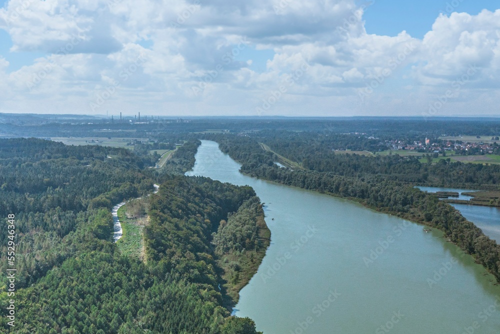 Die Salzach nahe der Mündung in den Inn in der Grenzregion Bayern ...