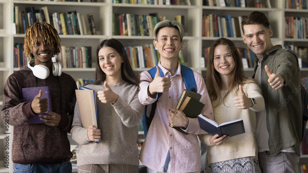 Foto de Happy multiethnic first year college students posing in ...