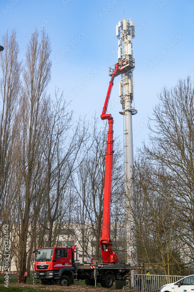 Déploiement du réseau 5G. Pose d'antennes sur un mat de téléphonie ...