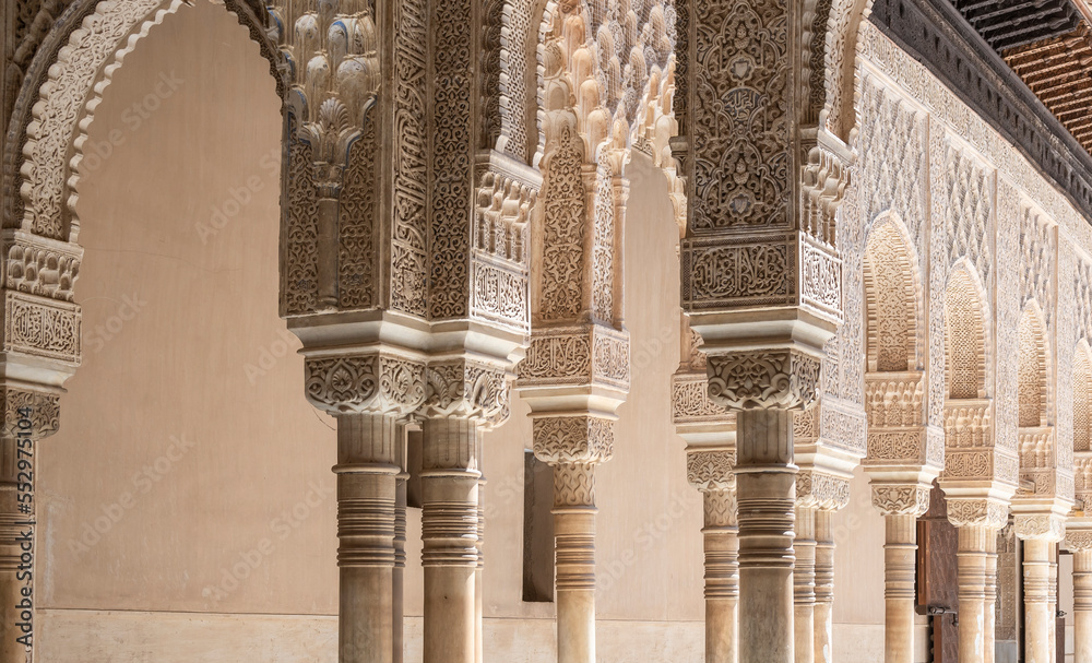 Bosque de hermosas columnas de arquitectura musulmán y estilo nazarí en ...