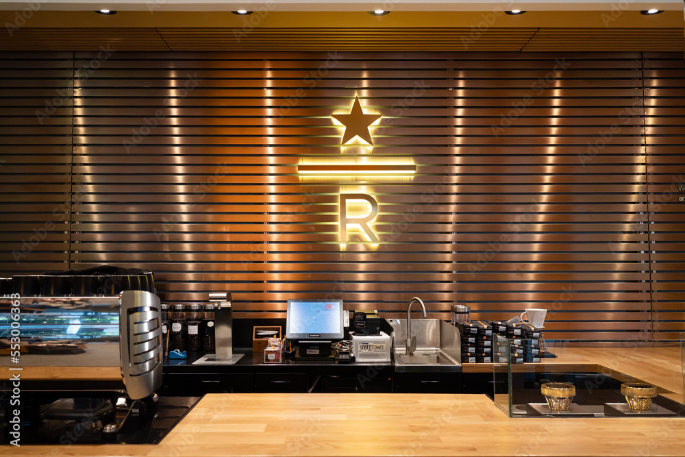 Foto de PENANG, MALAYSIA - JUN 12, 2020: Interior of Stabucks Reserve ...