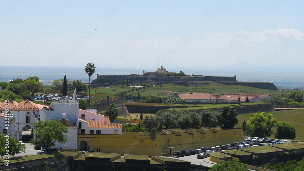 Vista das muralhas da cidade fortificada em Elvas, Portugal preservada ...