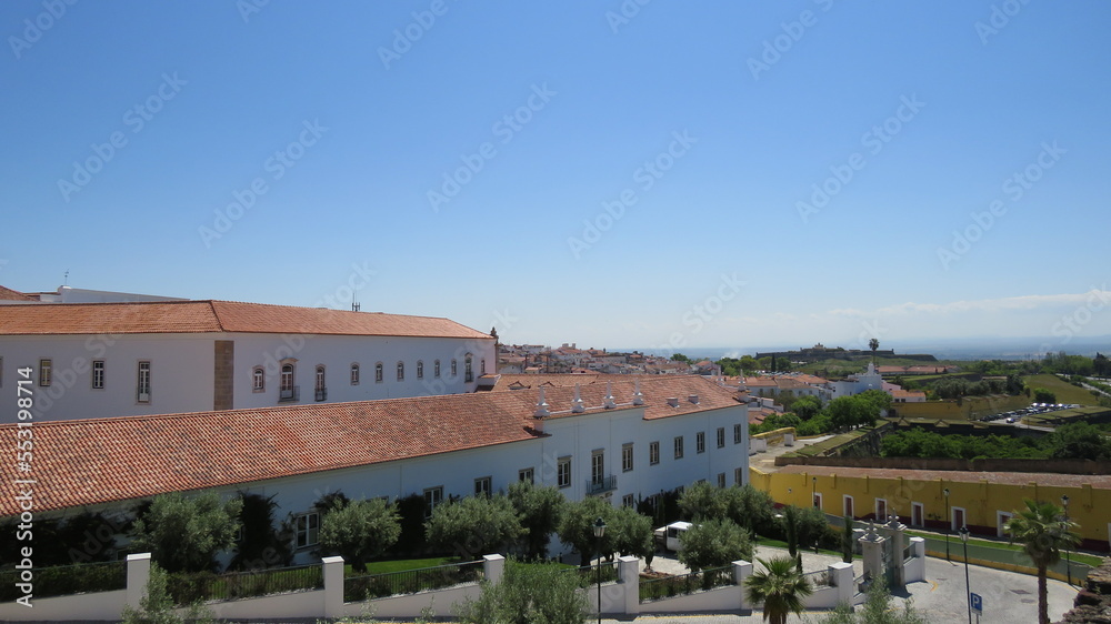 Vista das muralhas da cidade fortificada em Elvas, Portugal preservada ...