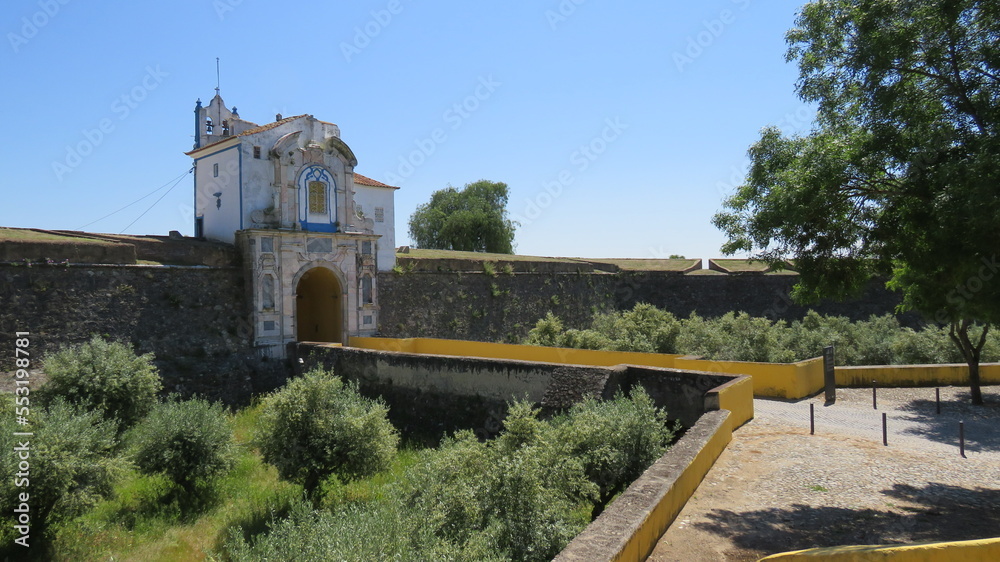 Foto de Vista das muralhas da cidade fortificada em Elvas, Portugal ...