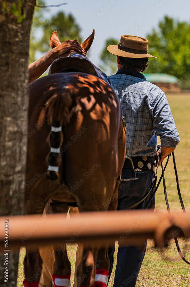Un gaucho argentino junto a su caballo en el palenque foto de Stock ...