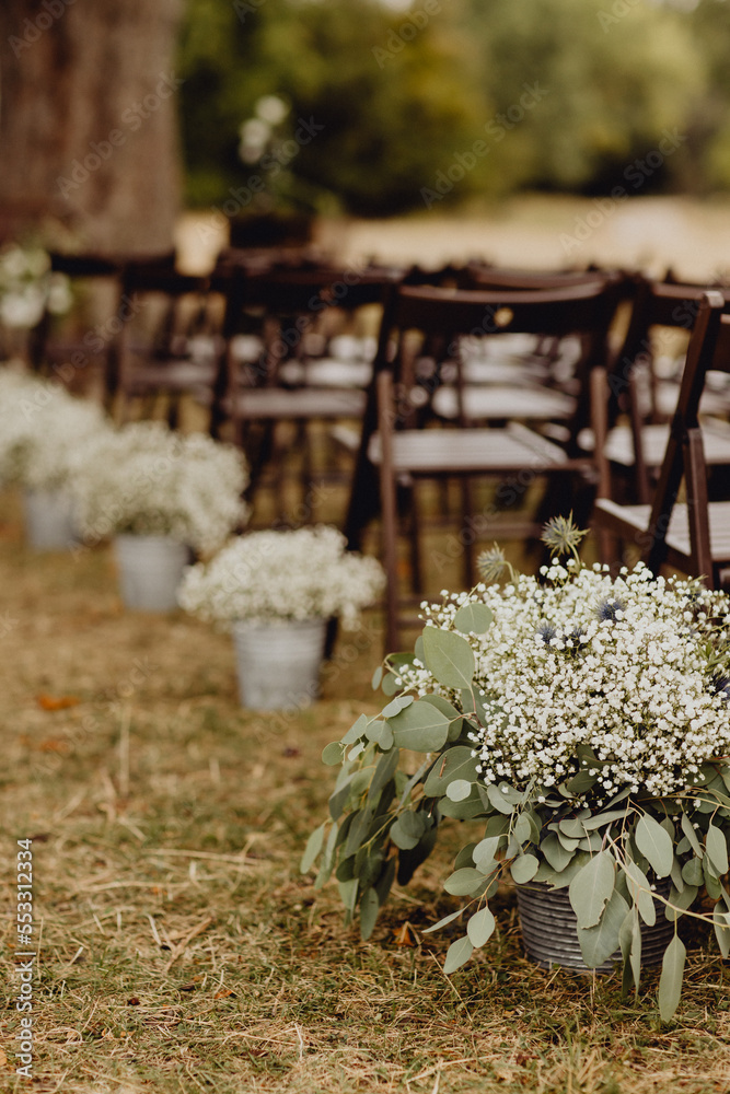 Eucalyptus et gypsophile pour décorer la cérémonie en pleine nature ...