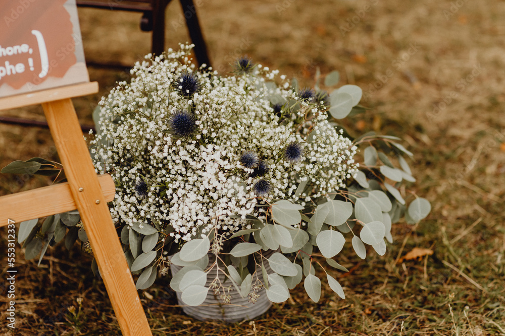 Eucalyptus et gypsophile pour décorer la cérémonie en pleine nature ...